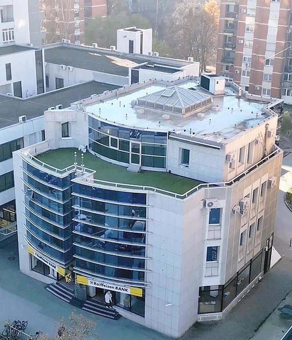 Izdaje se poslovni prostor na trećem spratu u poslovnoj zgradi na Bulevaru Oslobođenja. Prostor je površine 240m2 + 112m2 terase.