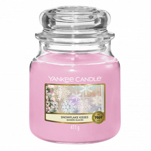Snowflake Kisses - Yankee Candle mirisna sveća M (slatko voće, cveće, sandalovina, mošus...)