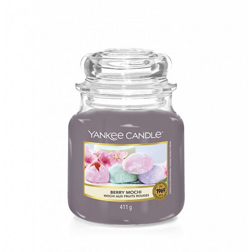 Berry Mochi - Yankee Candle mirisna sveća M (vanila, voćni miris, šećer...)