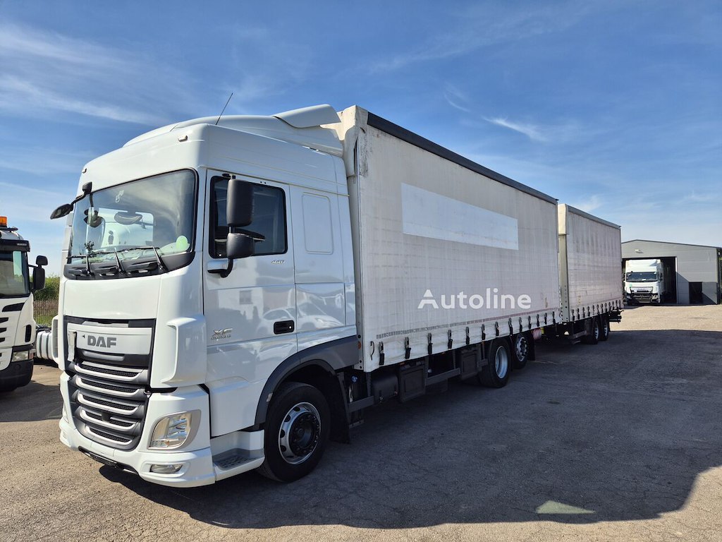 DAF XF 440 kamion sa klizna zavesa cerada + prikolica sa kliznom ceradom