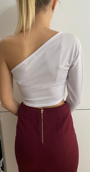 H&M bordo suknja i majica bela na jedno rame