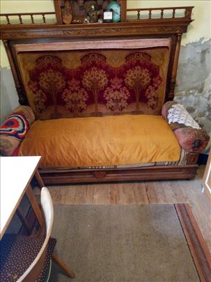 Krevet star 200 godina u dobrom stanju