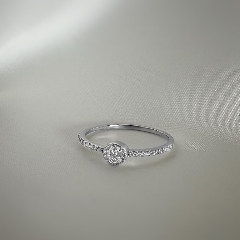 Moderan i diskretan model vereničkog prstena, belo zlato i cirkoni