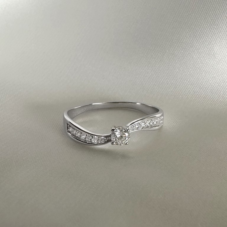 Asimetričan verenički prsten, cirkoni i belo zlato