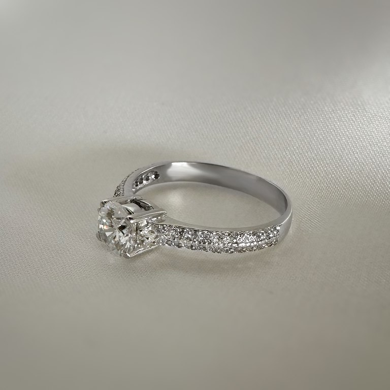 Atraktivan prsten za veridbu, belo zlato i cirkoni