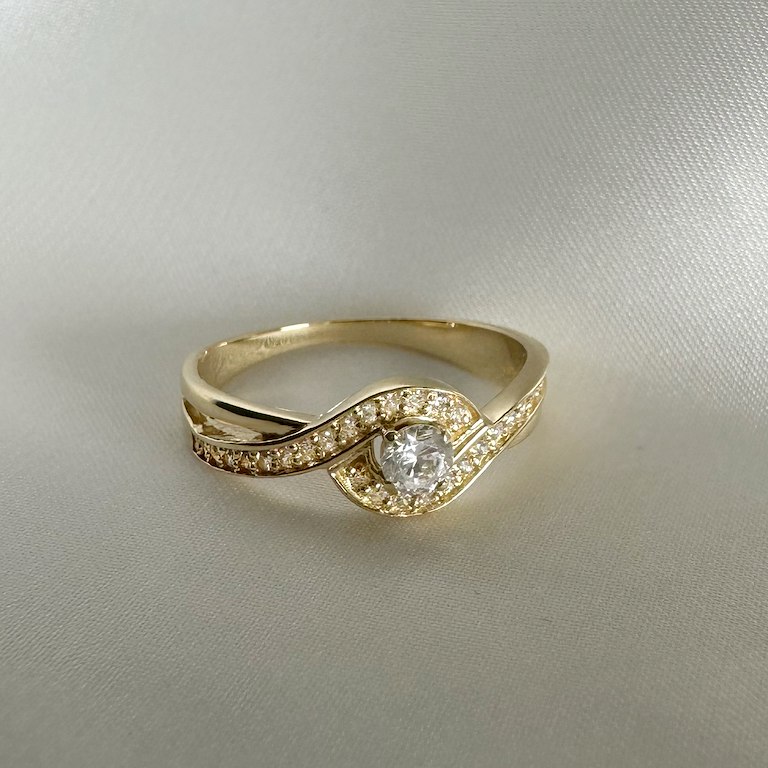 Zlatni verenički prsten sa uvijenom šinom sa cirkonima