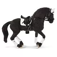 Schleich Figure Konji - Frizijski pastuv u turnirskoj opremi 42457