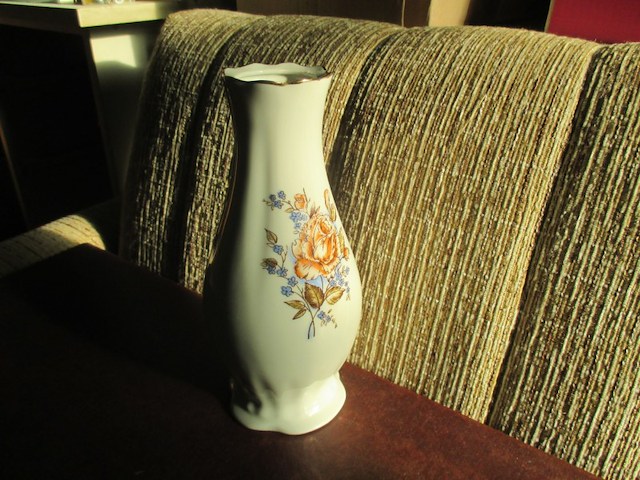 Keramička vaza visine 21 cm.