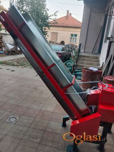 Seckalica za grane sa pokretnom trakom