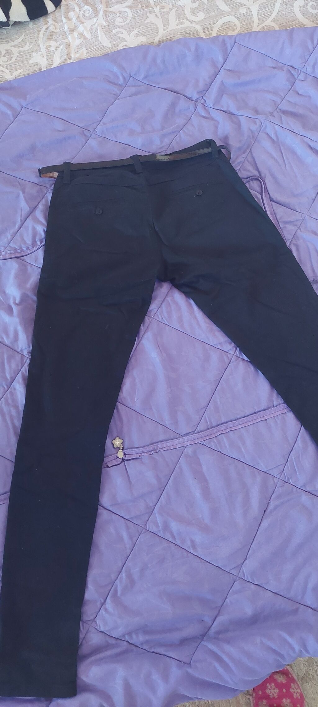 Novo. Crne pantalone u velicini 26. Cena 800 din