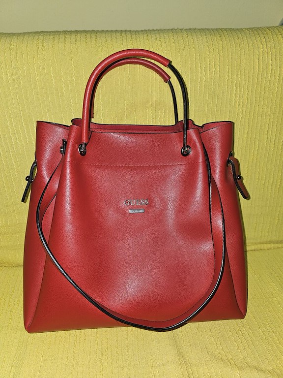 Atraktivna, nova, crvena torba brenda Guess. Idealna za jesen i zimu