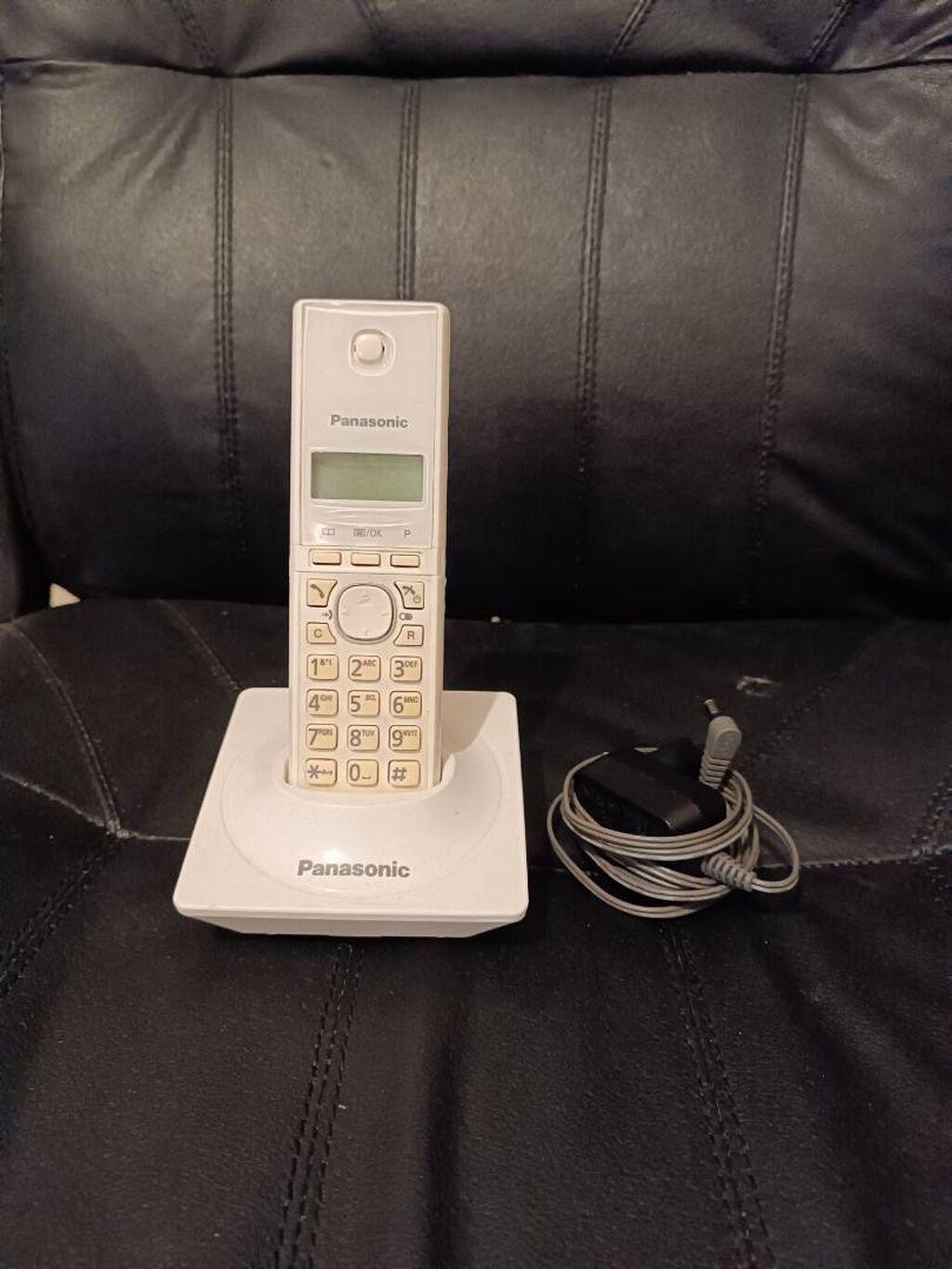 Panasonic KX - TG1711FX bezicni telefon bele boje, lepog dizajna