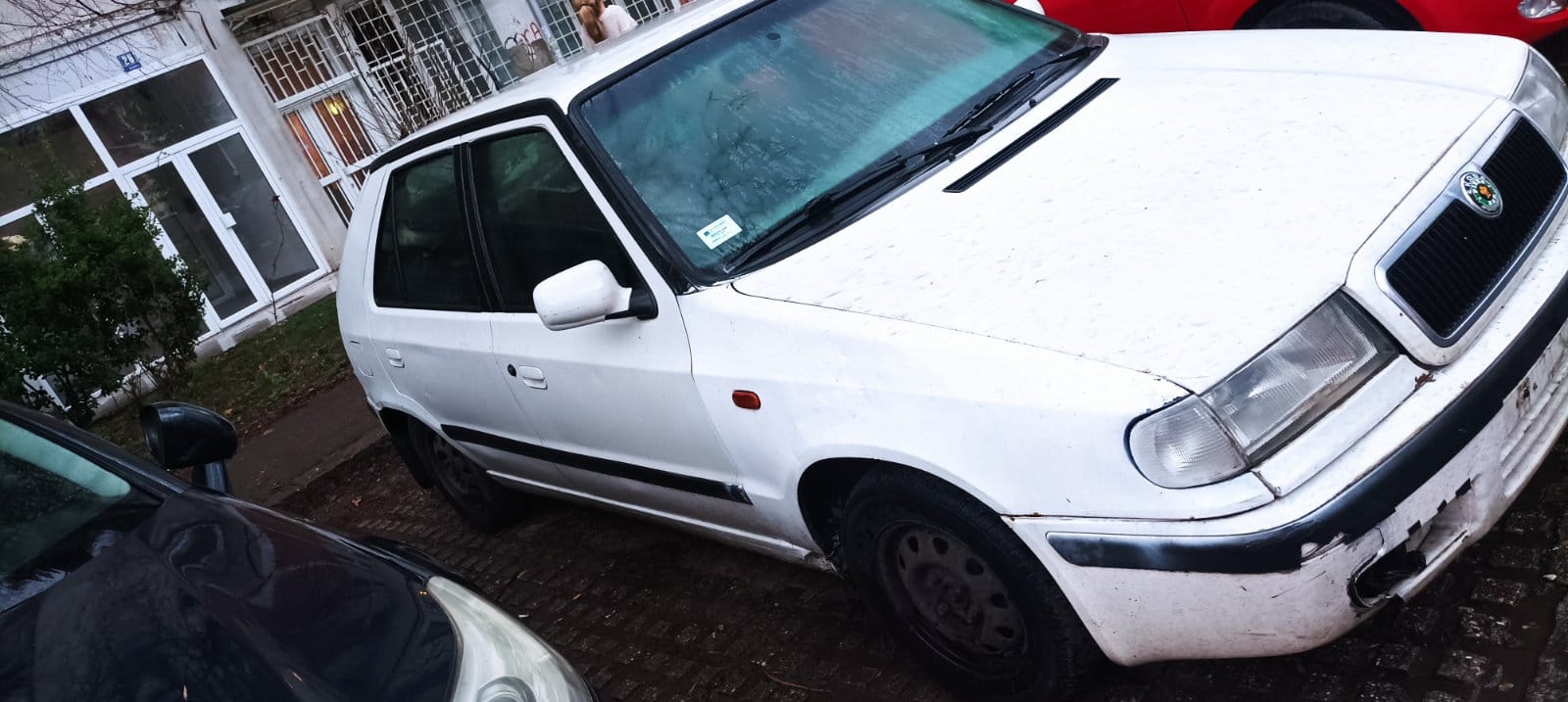 skoda felicia prednja desna Vrata bela 6U0831052A