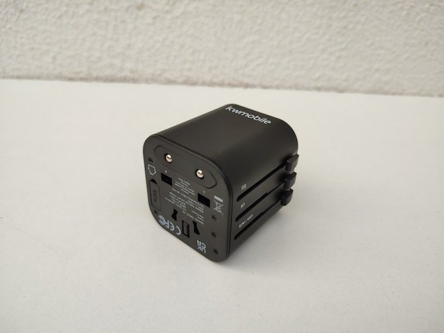 Kwmobile Universal Travel Adaptor