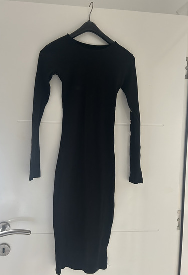 Crna rastegljiva haljina