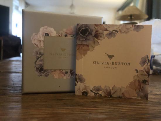 Olivia Burton sat