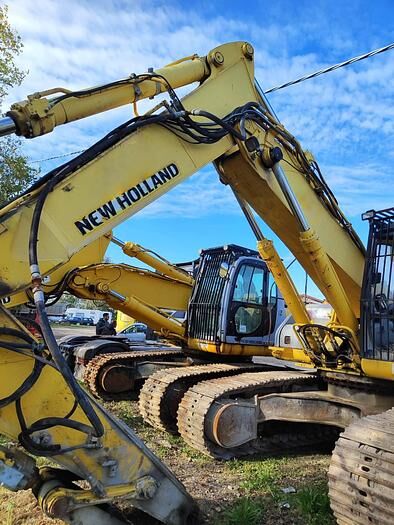 New Holland E385 bager guseničar