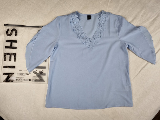 NOVA plava bluza sa heklanim cveticima Lishly