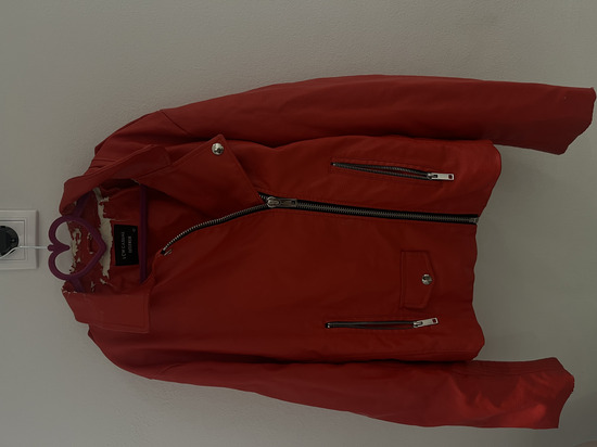 crvena kožna jakna