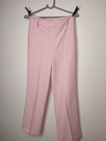 Roze pantalone na crtu