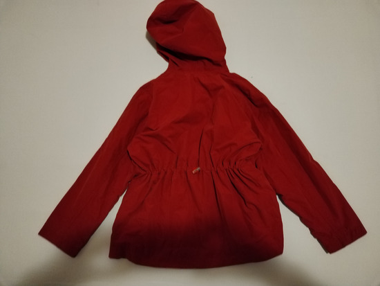 Crvena jakna sa kapuljacom