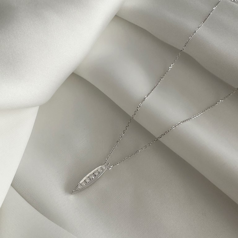 Elegantna ogrlica sa sedam dijamanata 0.06 ct VS-G, belo zlato