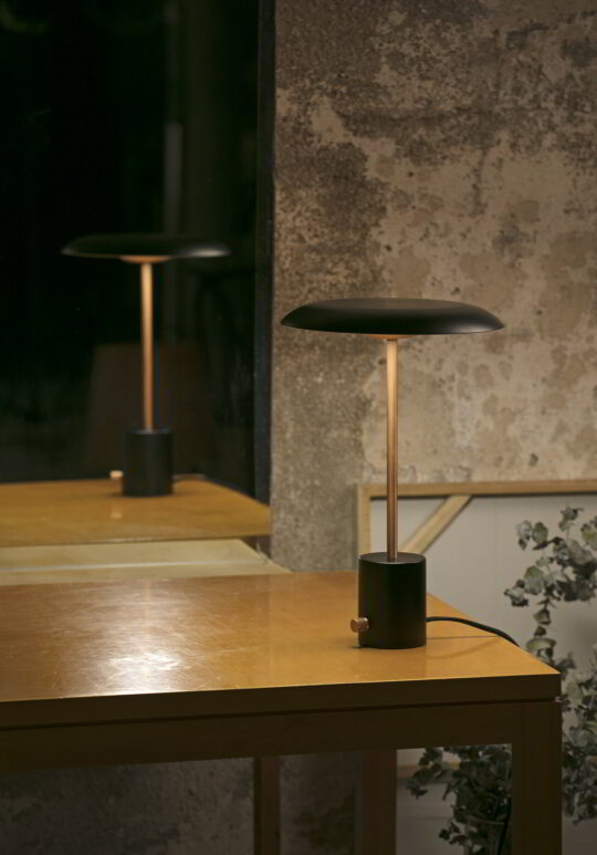FARO HOSHI Stona lampa od crnog i brušenog bakra – 28388
