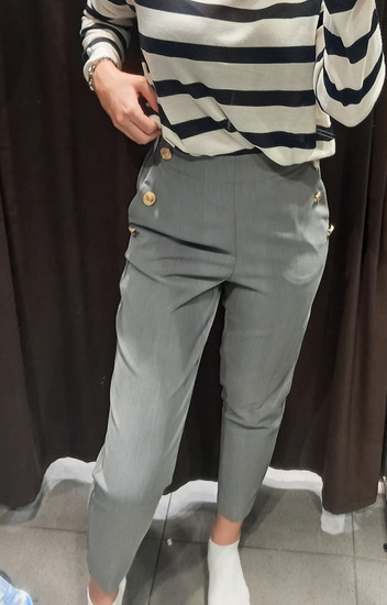 Zara pantalone XS SNIZENE na 1700!!!