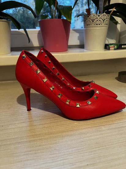 Crvene cipele sa nitnama