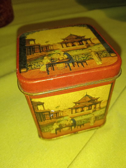 Vintage limena kutija