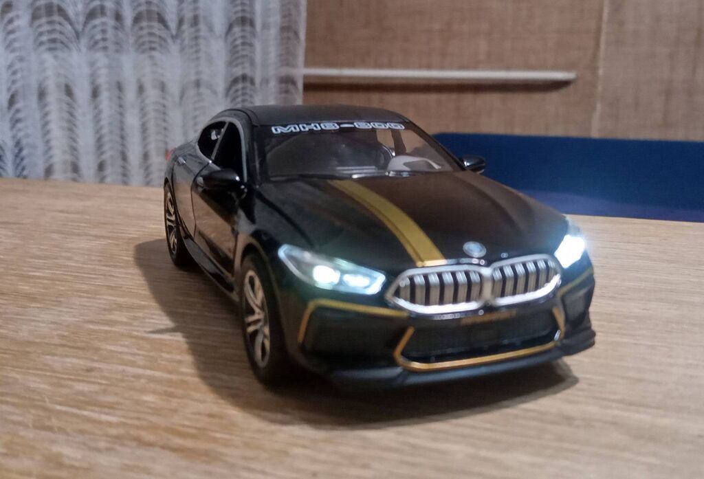 Nov metalni model automobila BMW M8. Otvaraju mu se sva vrata