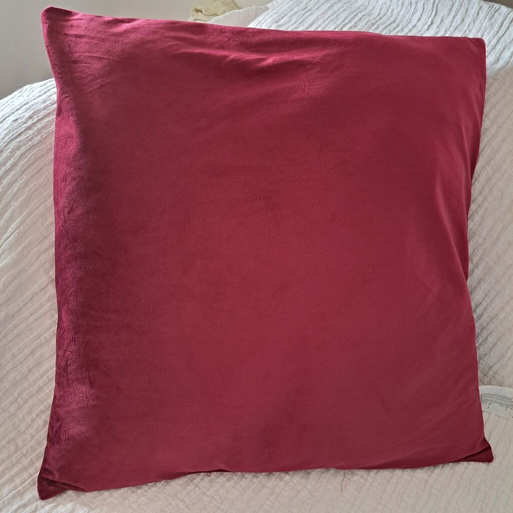 Dekorativni, tanji jastuk, bordo boje nekoriscen. Dimenzije 58*58cm
