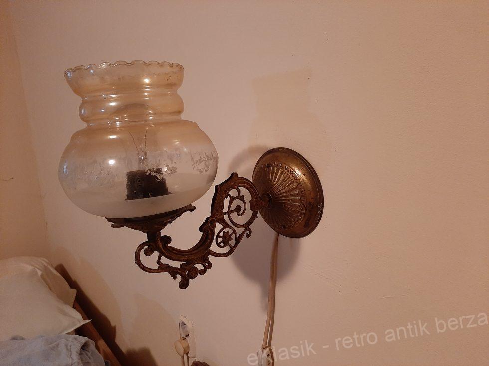 Mesingana zidna lampa sa abažurom od brušenog stakla