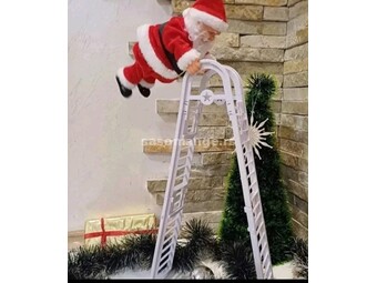 Deda Mraz koji se penje na merdevine i okreće se