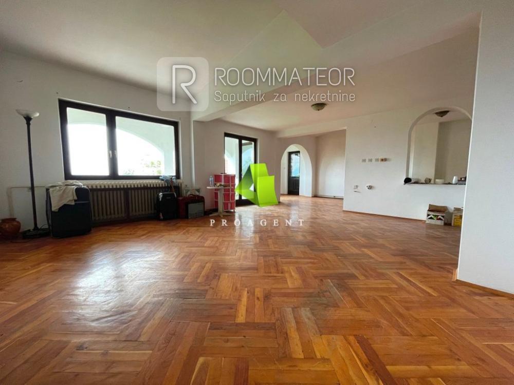 Kuća na prodaju, 309m2, 180.000€