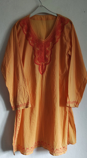 U etno stilu vezena indijska pamucna haljina
