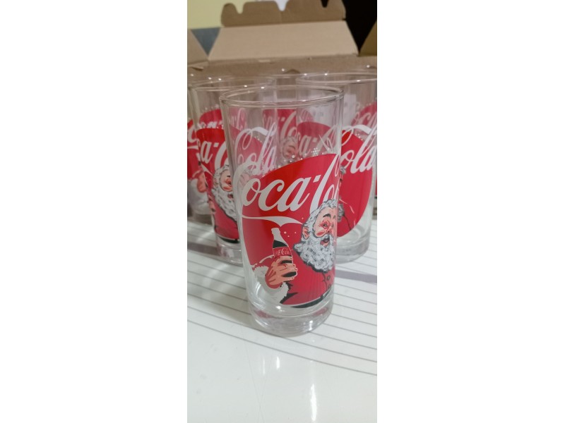 Čaše Coca Cola novogodišnje