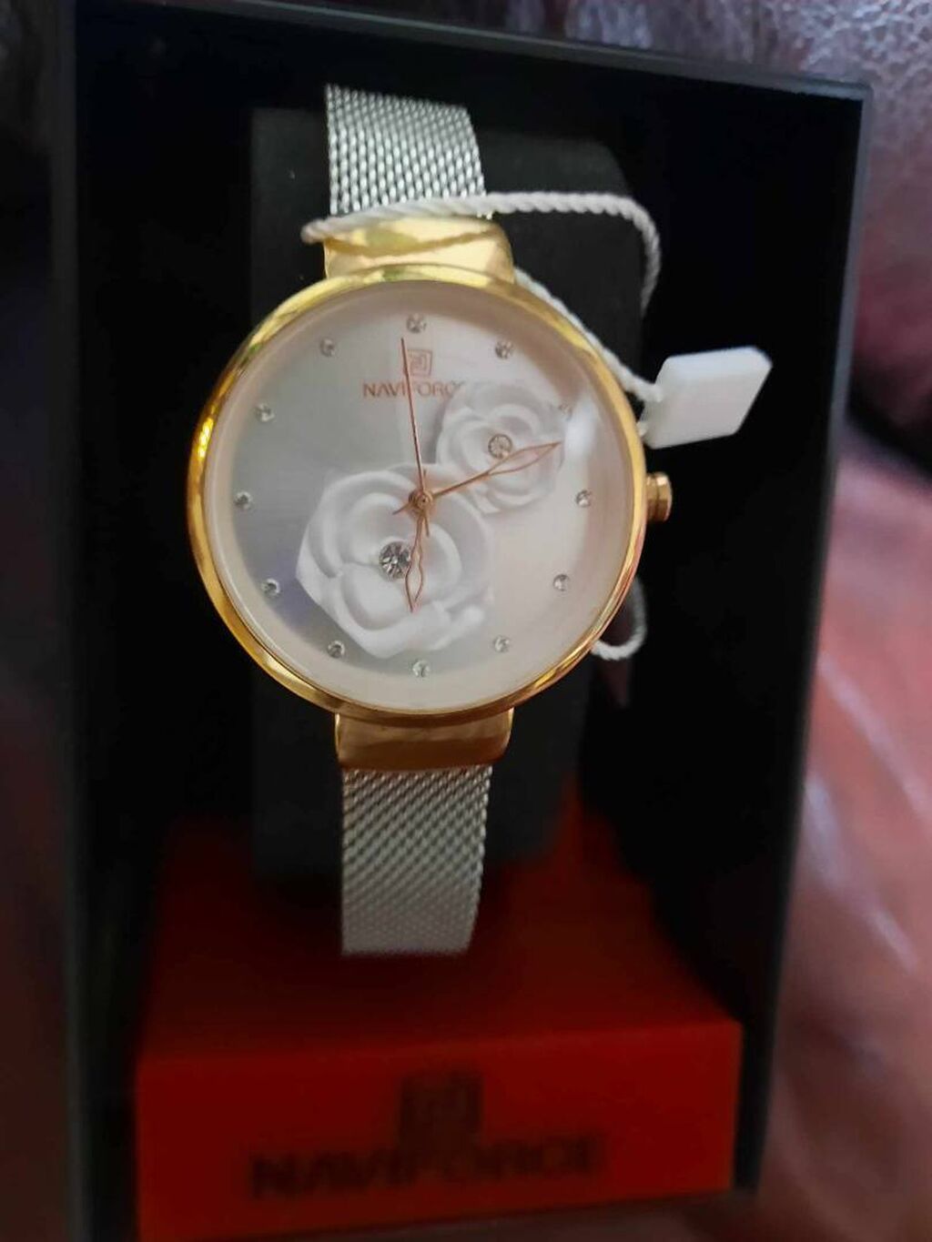 Nov predivan sat u originalnom pakovanju, zlatno srebrna kombinacija