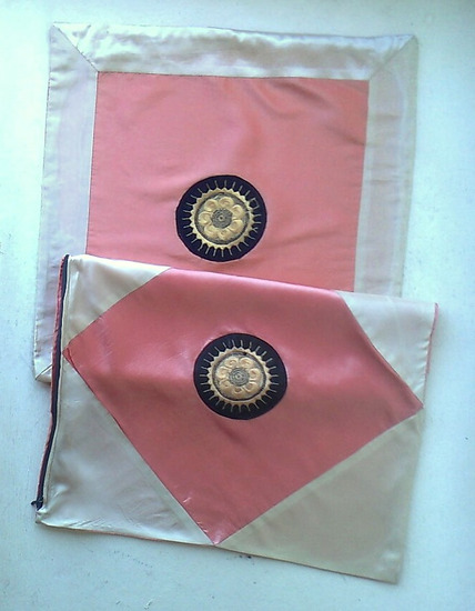 jastučnice dve roze bež 43x43 cm i 42x42 cm