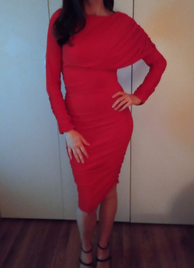 Crvena haljina zanimljivog kroja Snizeno