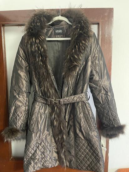 Zimska braon sjajna jakna sa prirodnim krznom