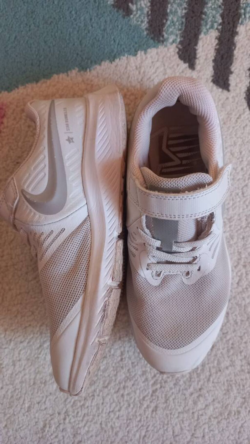 Nike patike za devojčice broj 34, unutrašnje gaziste 21.5cm. Bele