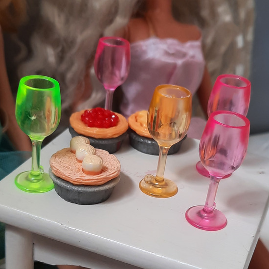 5 šarenih čaša za barbike i druge lutke