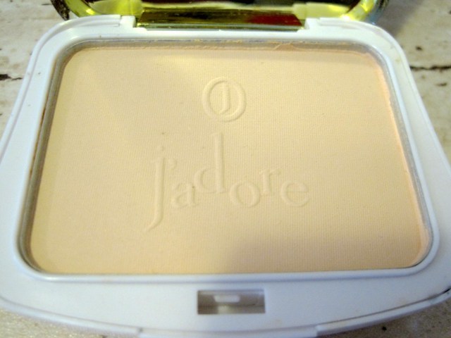 J`adore 2 in 1 Whitening Powder Cake