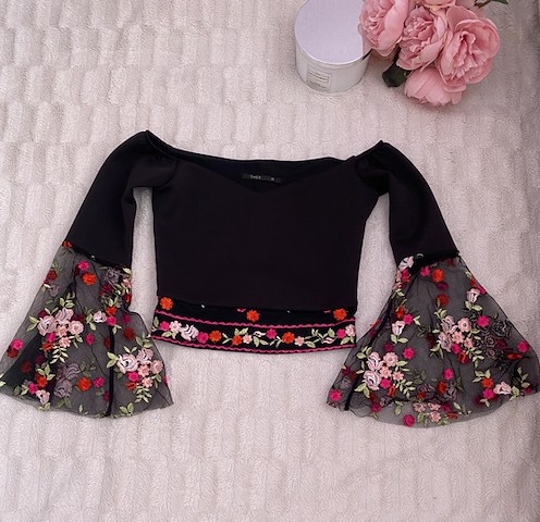 Bluza crop top jako efektna