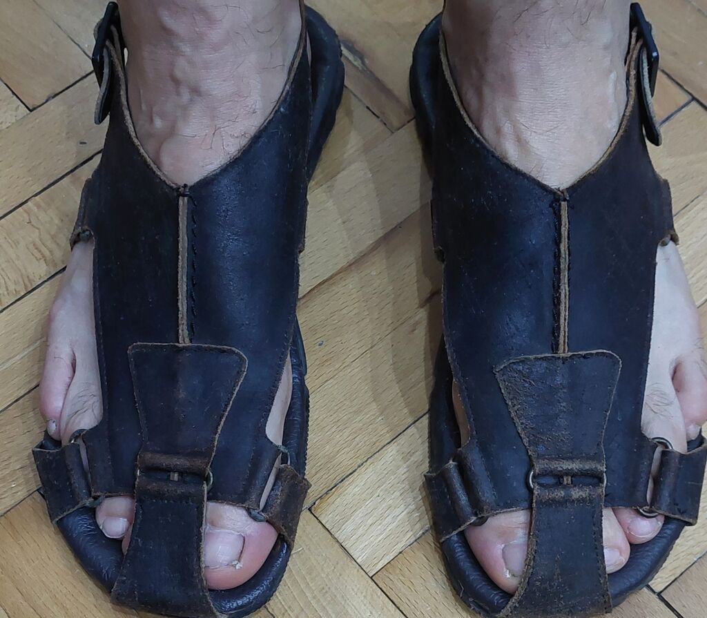 Muske kozne sandale bez ostecenja broj 42 odgovaraju i za 43. Cena