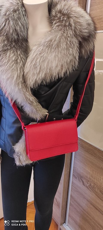 PIECES nova crvena torbica, dugačak podesivi kaiš. 20cm X 24cm X 5cm