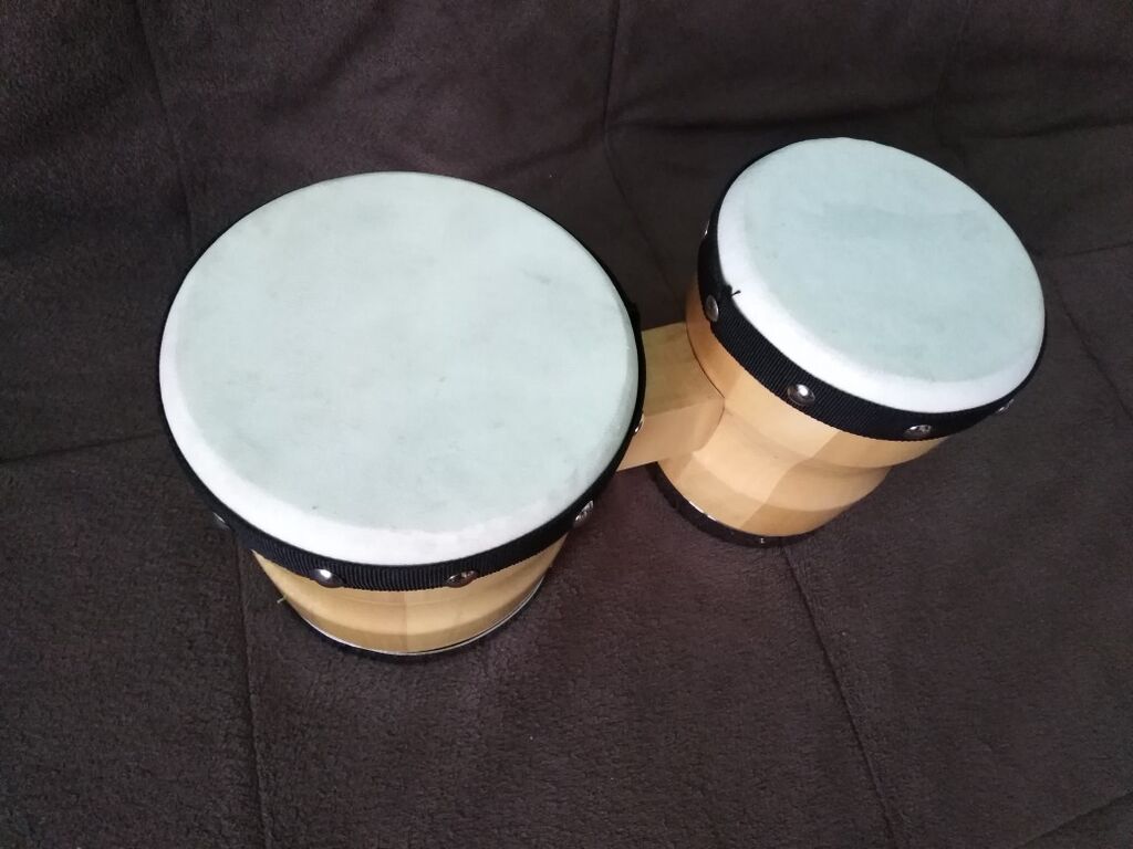 Bongos, koža - NOVO Nikada svirani bongos. Drvo prelakirano, membrana