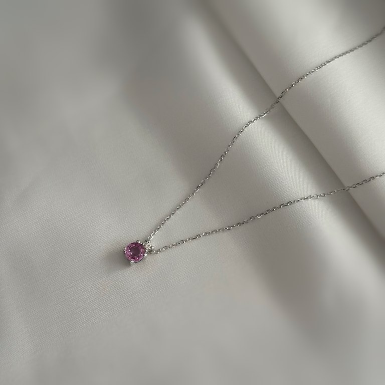 Ogrlica od belog zlata sa pink safirom0.31 ct i dijamantom 0.023 ct Vs-G