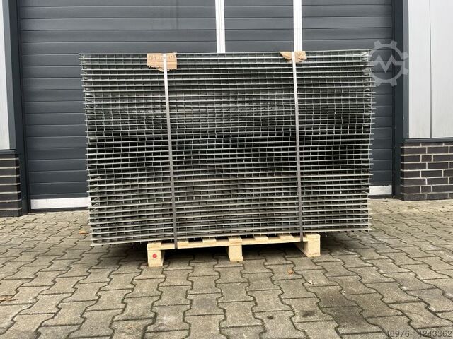 Inlaid police grating lattice
Gesamtbreite: 1.640 mm / Gesamttiefe: 1.183 mm / MW: 68 x 47 mm / GR-45